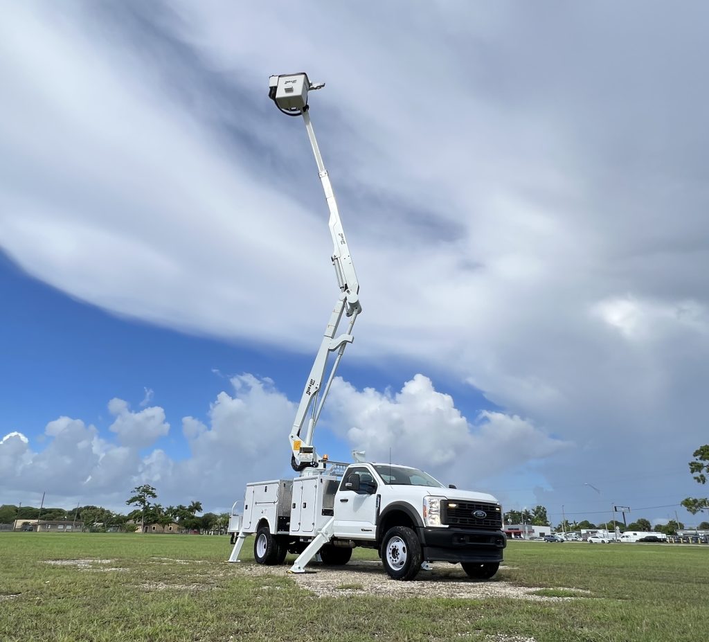 A 59' reach bucket truck with a NO-CDL chassis! - TruckMax Homestead